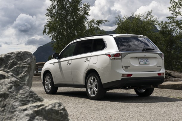 2014 Mitsubishi Outlander First Drive Review | TractionLife