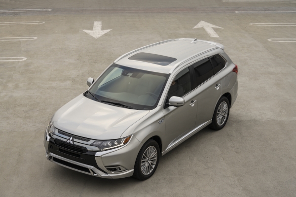 2019 Mitsubishi Outlander PHEV Review | tractionlife.com