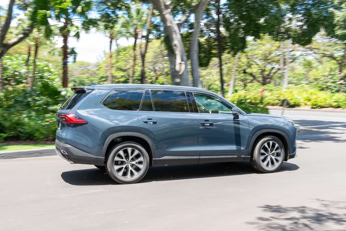 Grand Highlander Hybrid MAX Review: A Powerful Mid-Size SUV