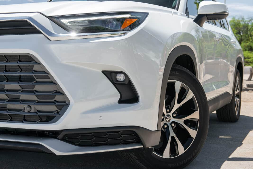 Grand Highlander Hybrid MAX Review: A Powerful Mid-Size SUV